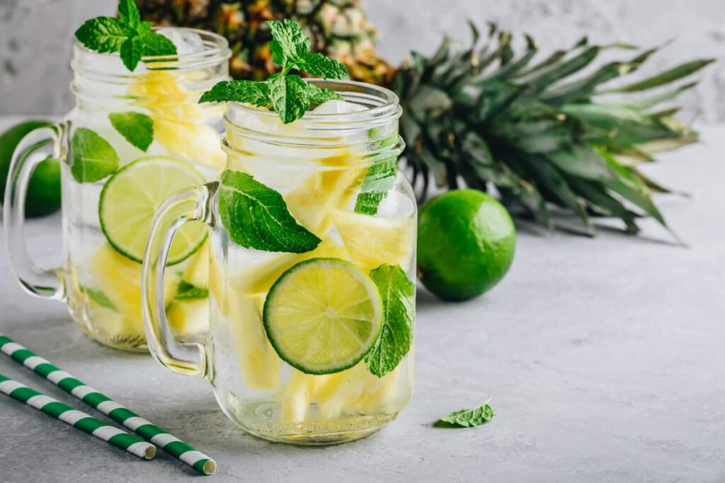 Bebida depurativa casera de piña y lima - Manzanaroja Dieta
