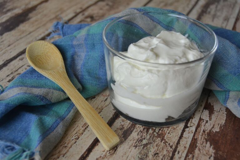 Skyr: qué es, dónde se compra, beneficios, diferencias con el yogur